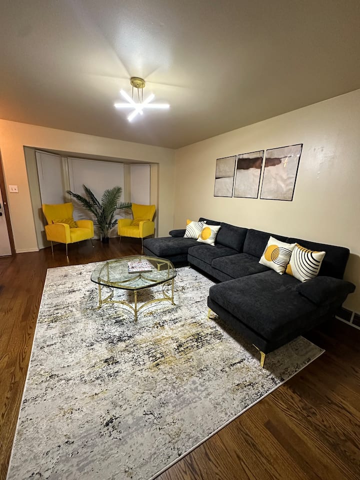 Sunny Suburban Retreat - Southfield, MI