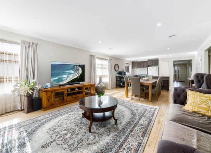 Luxurious Cozy Family Home - Cranbourne
