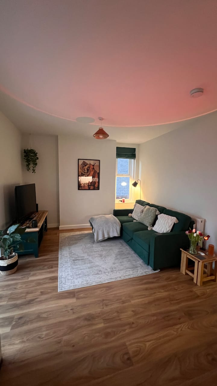 Homey 2 Bedroom Flat + Garden - Bournemouth