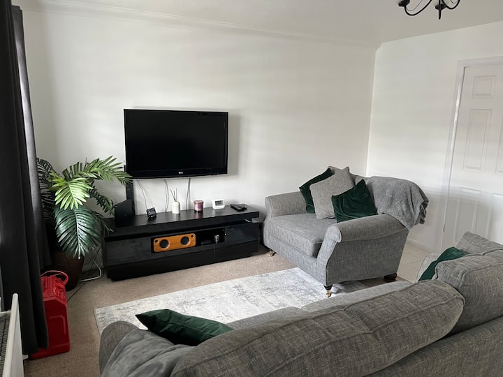 Cosy Home From Home, With Free Off Road Parking - Luton