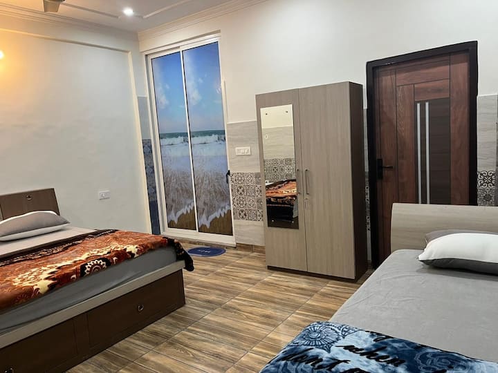 Cozy Stay- Near Iskcon/prem Mandir/ Keli Kunj - ブリンダーバン