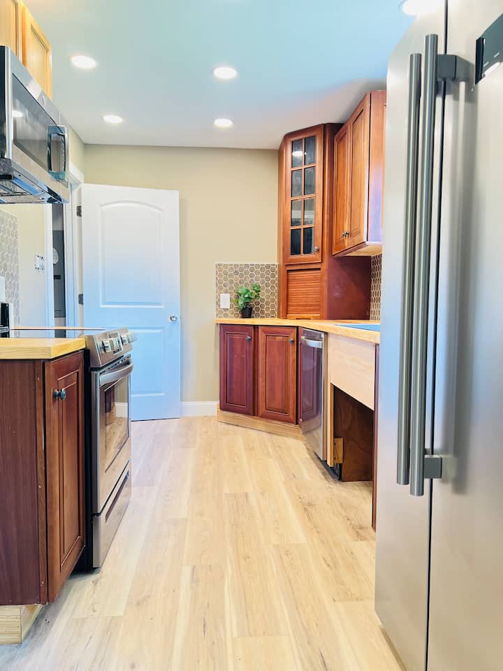 4 Minutes To Track, 65” Tv, Private Carport, Quiet - Indianapolis, IN