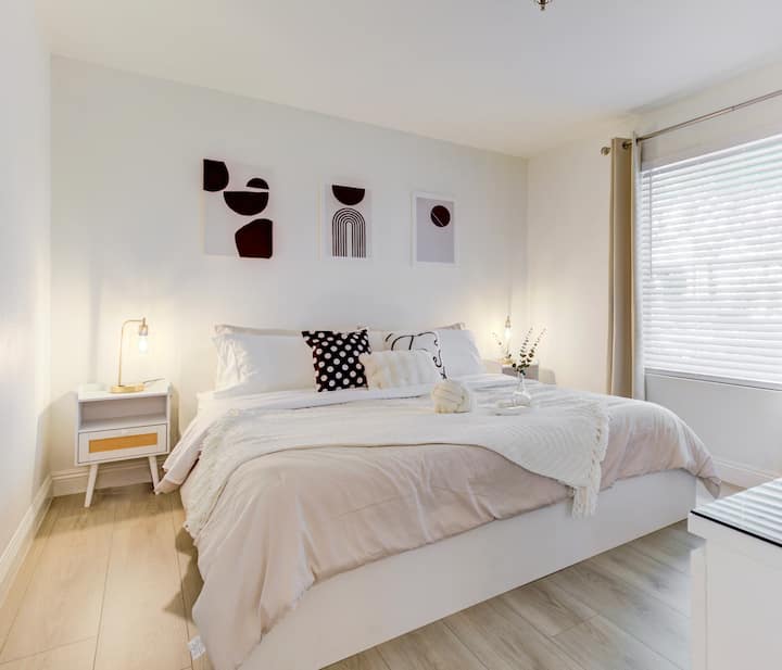 *New 1br* Condo Near Strip! Free Parking/pool/gym - Las Vegas, NV