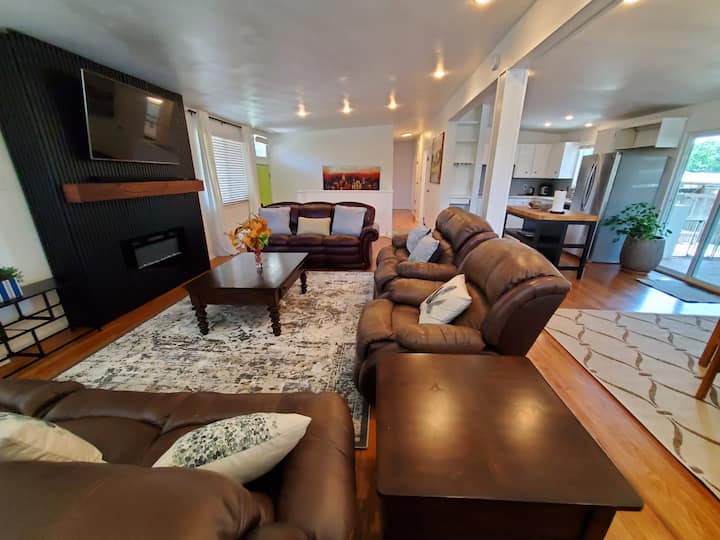 7 Bedrooms, 4 Bathrooms, 8 Beds Family House - Cherry Creek, CO