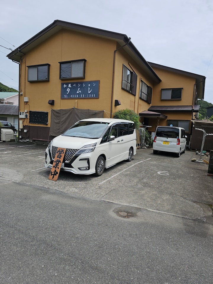 入田浜海岸まで徒歩5分。
外シャワーあり。駐車場無料。食事処営業。日本の漫画5000冊以上。和室のみ - 下田市