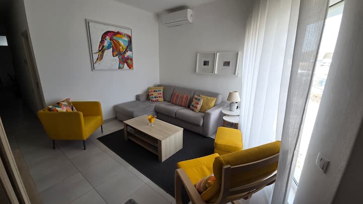 Entire Home, Private Garden & More - 1 Min To Town - Lagos