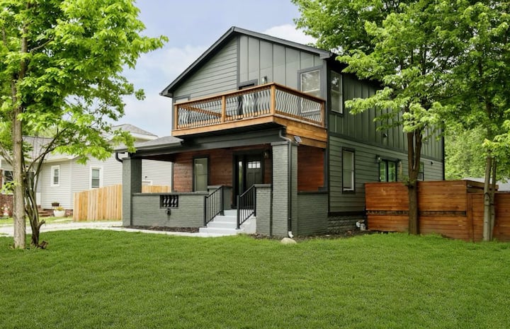 Rustic Meets Modern Downtown Retreat - Indianapolis, IN
