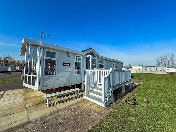 Caravan With Decking At Southview Ref 33175v - Skegness