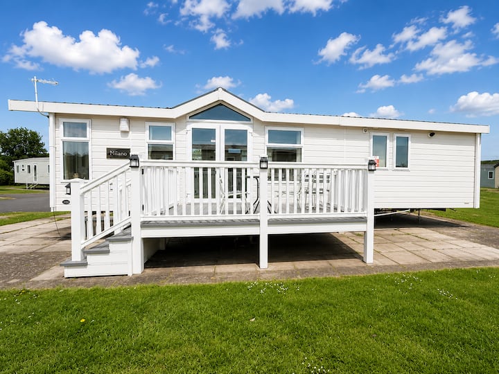 Caravan With Decking At Southview Ref 33175v - Skegness