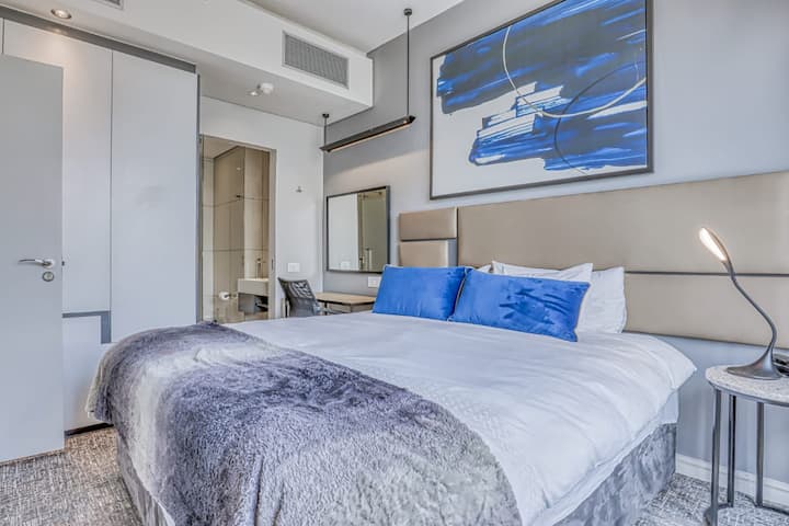 Stunning 1 Bedroom Apartment In A Hotel With Pool - Sandton
