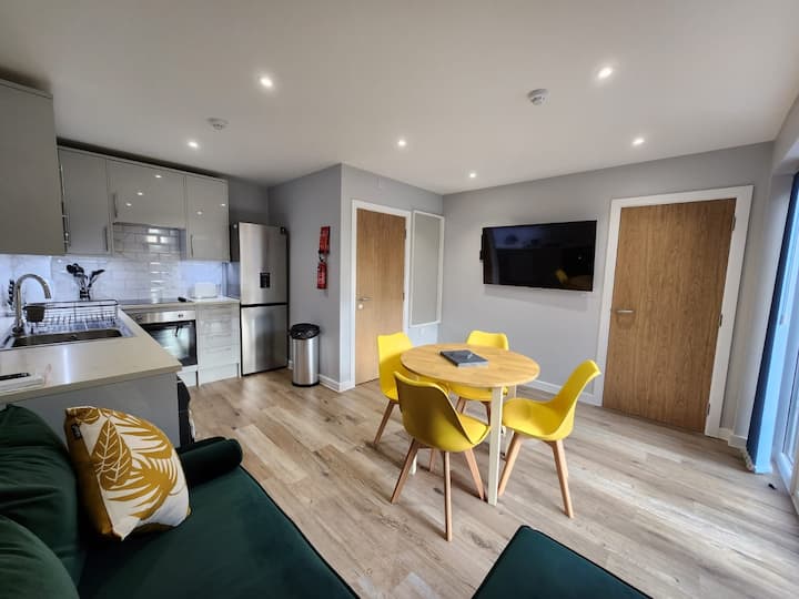 Quirky Triplex Town Centre 2 Bed - Bromley