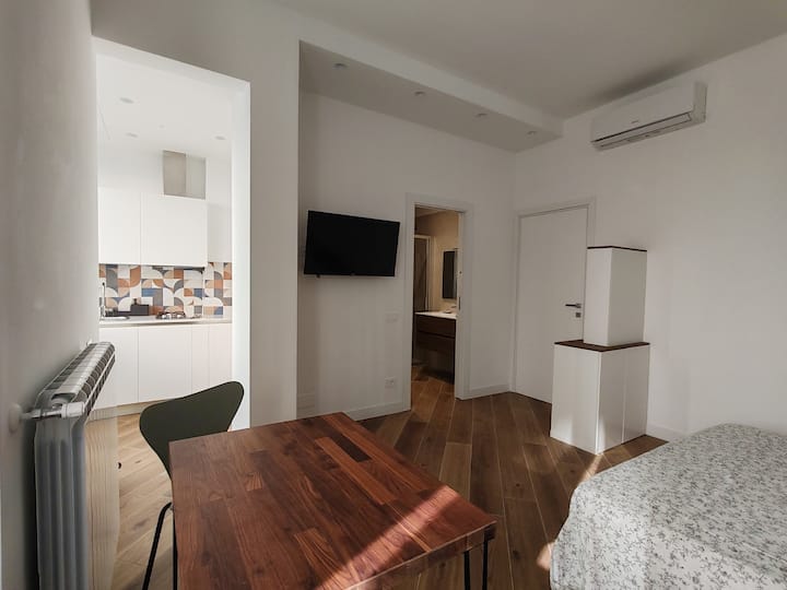 Monolocale Elegante Posto Auto - Salerne