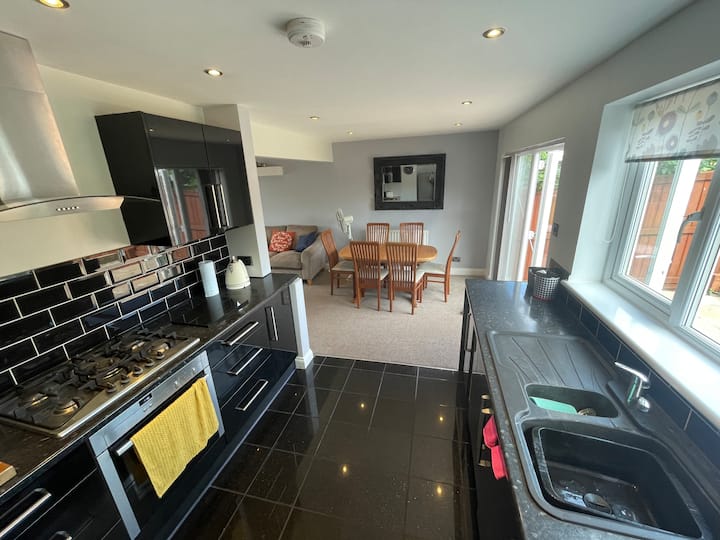 Coates Road
Spacious 4 Bed Home-near Rd&e-parking - Exeter