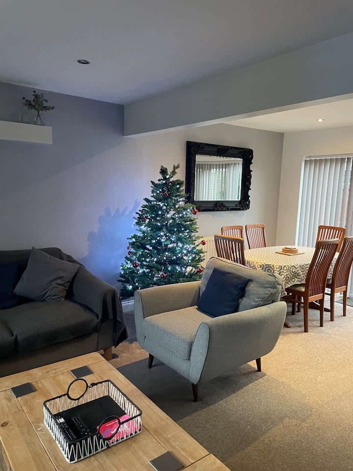 Coates Road
Spacious 4 Bed Home-near Rd&e-parking - Exeter