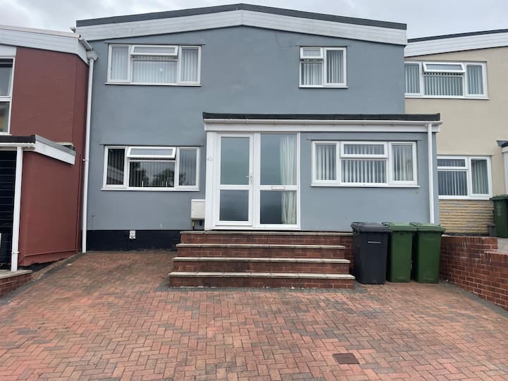 Coates Road
Spacious 4 Bed Home-near Rd&e-parking - Exeter