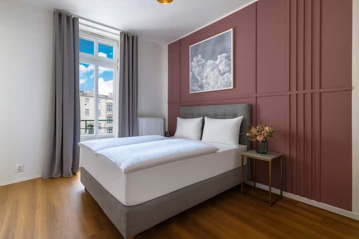 Dwellfort | Luxury Apartment With Balcony - Séc