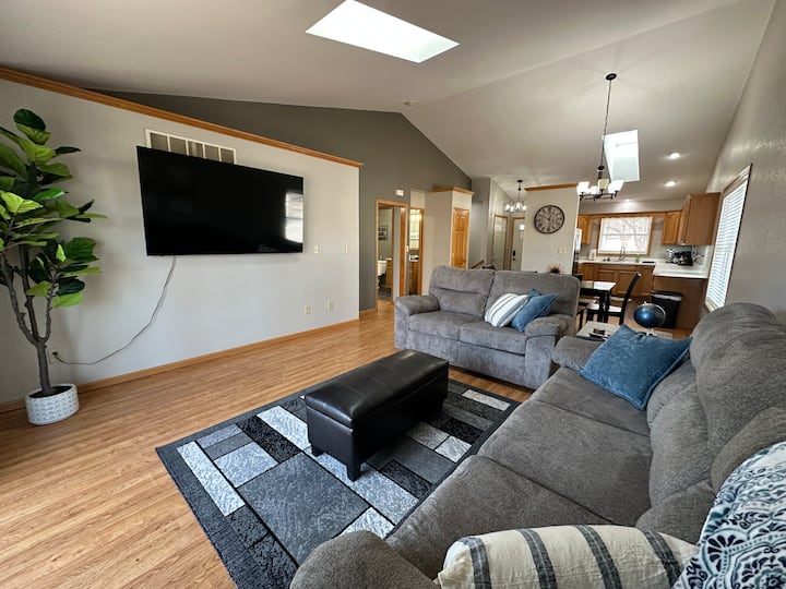 Entire Spacious Home In Quiet Neighborhood - Waterloo, IA