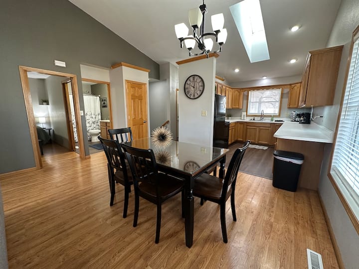 Entire Spacious Home In Quiet Neighborhood - Waterloo, IA