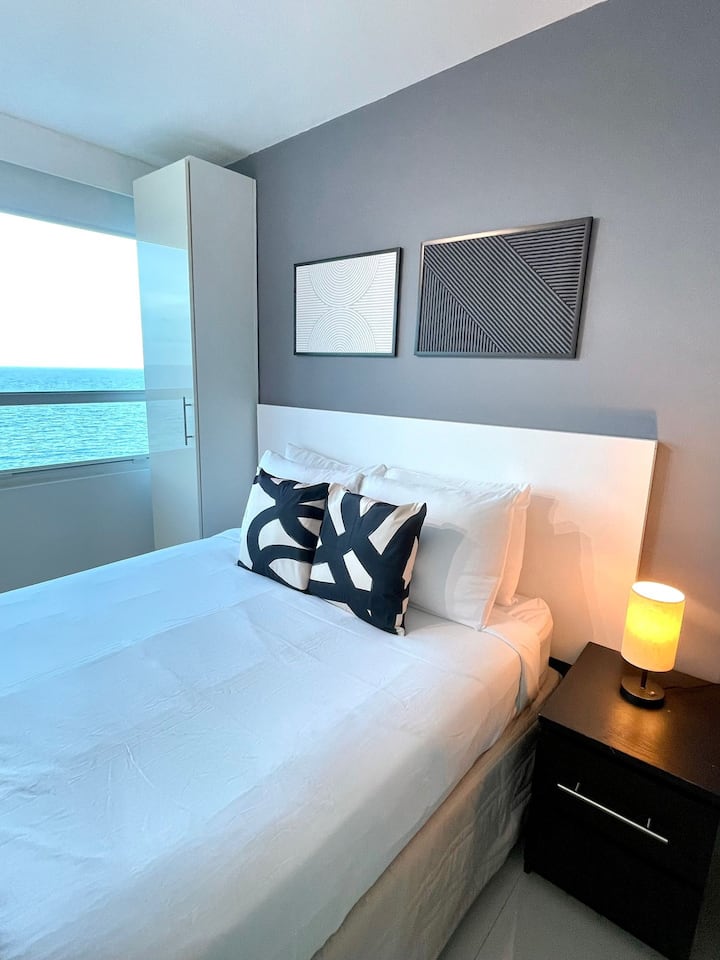 Dazzling Oceanfront Studio! Free Parking! - Miami Beach