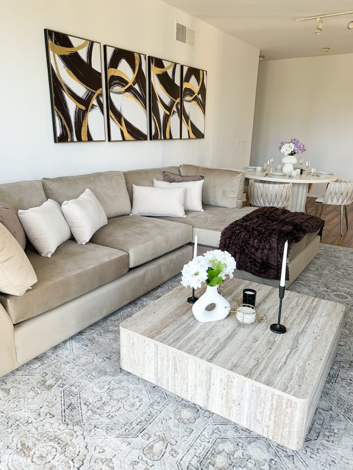 Modern 2br/2ba Apt, New Furniture + Free Parking - Beverly Hills, CA