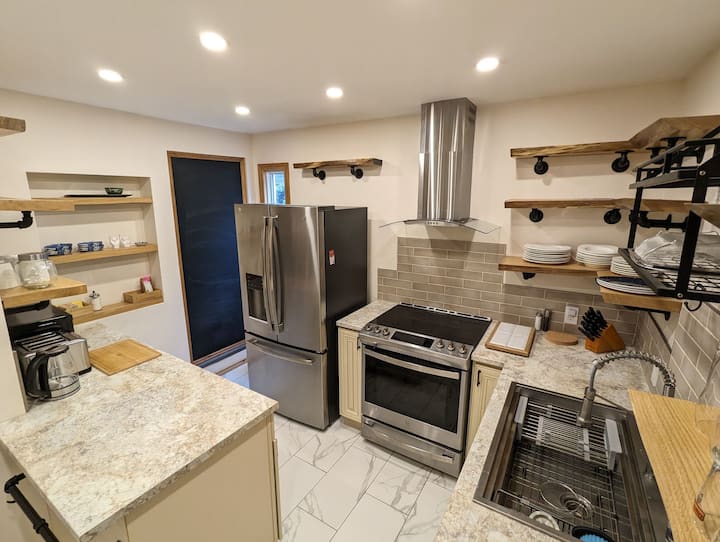 Gladstone: 3-bedroom (Home+loft) - Sault Ste. Marie