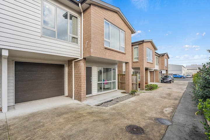 Airport & City At Your Doorstep! The Central Charm - Auckland