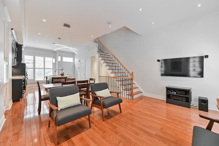 Downtown Spacious Penthouse
+Parking - Toronto