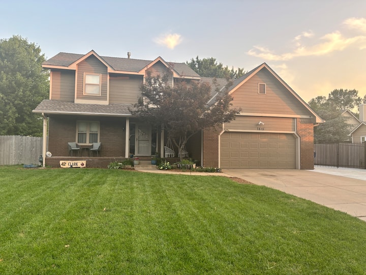 Backyard Bliss/firepit/spacious/centrally Located - Wichita, KS
