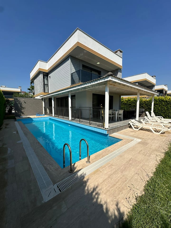 ÖZel Havuzlu Ultra Lüx Vi̇lla - Kuşadası