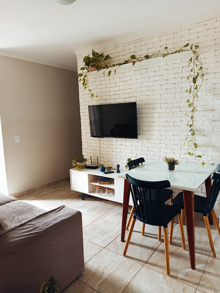 Aconchegante Apt. 2 Quartos, Suíte/lazer/ Garagem. - Serra