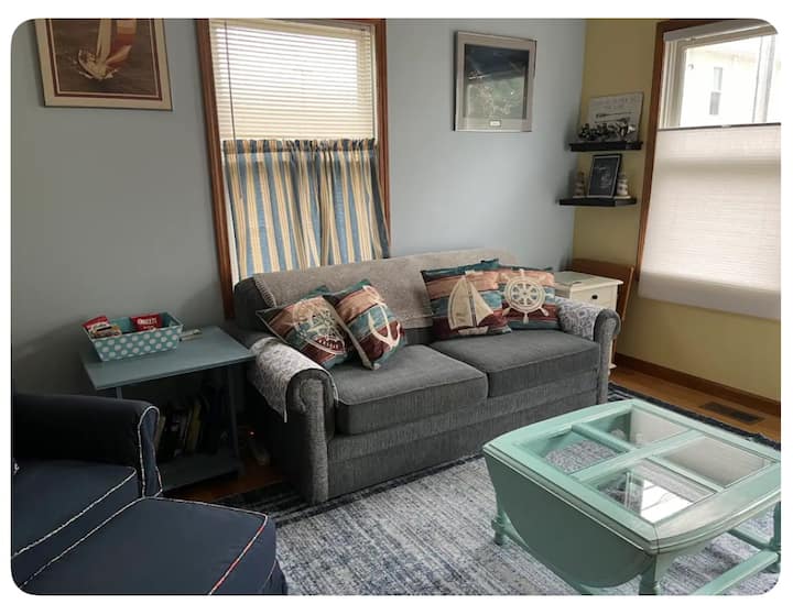 Cozy Cottage Ideal Location Sleeps 6 Pets Welcome - Suttons Bay, MI