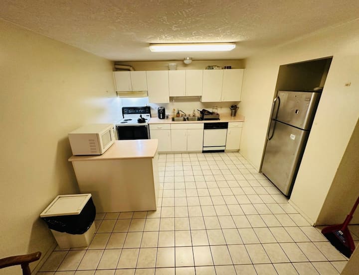 2 Bedrooms Lower Suite - Victoria, Canadà