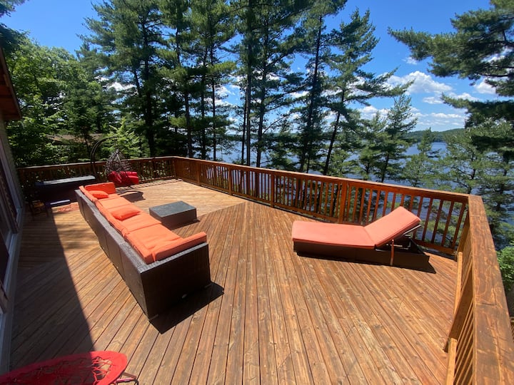 Breathtaking Lakefront Cottage - Huntsville
