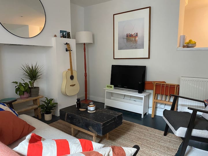 Vibrant Seafront Apartment - Hastings