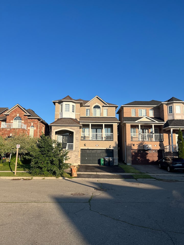 Home In Mississauga - Mississauga