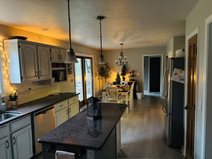 Large & Cozy Home 12 Min From Nd - South Bend, IN