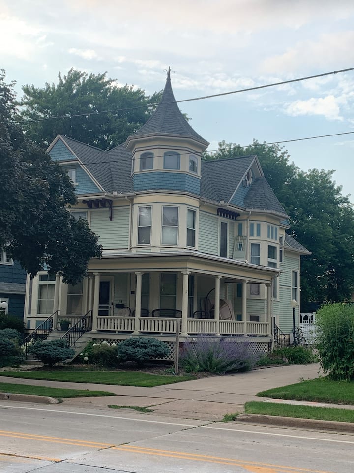 Queen Victorian Turret Suite - Appleton, WI