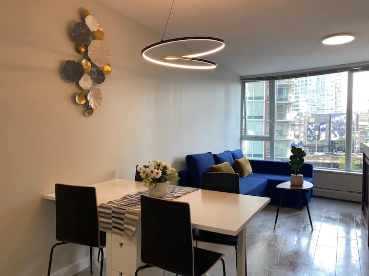 Dt Lovely 1br W/pool & Parking - Vancouver