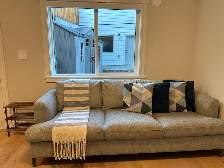 Cozy And Quiet Brand New One Bedroom Private Suite - Langford