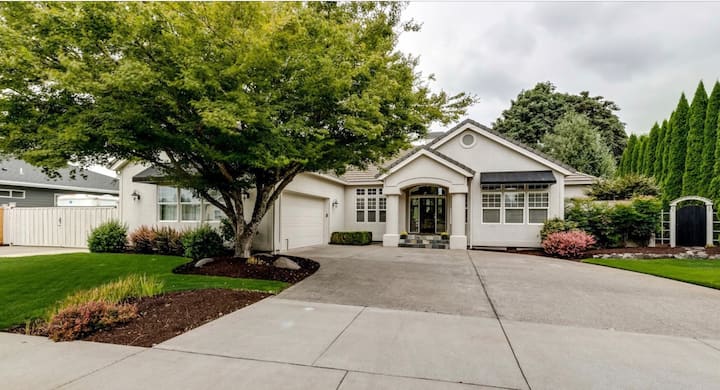 Beautiful Executive Home - Springfield, OR