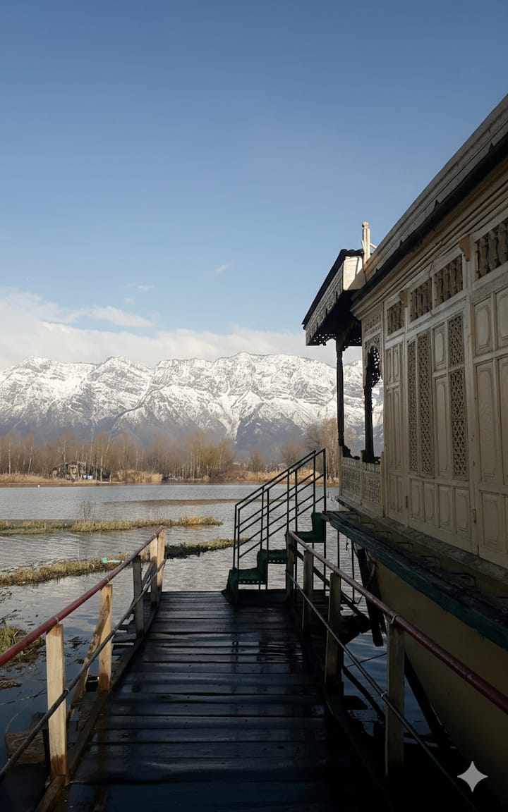 ​Kashmiri Heritage Houseboat Nigeen Lake - Srinagar