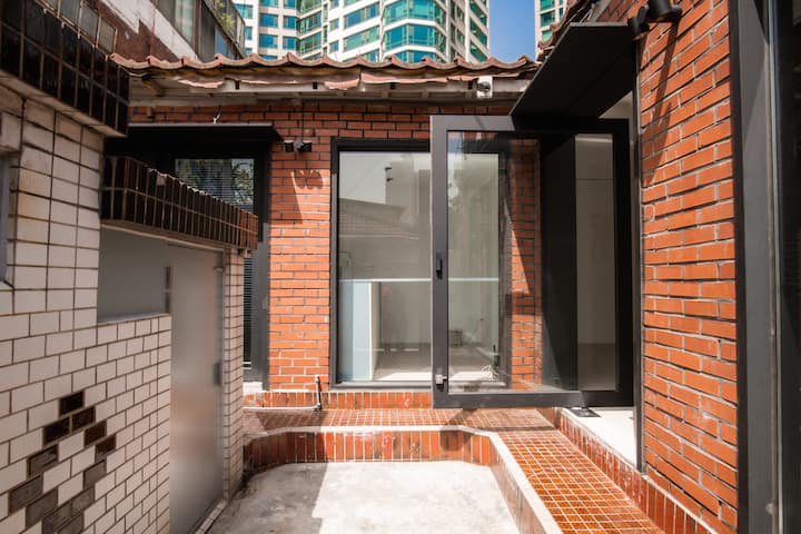 Staying In Hanok Art Gallery - Seoul