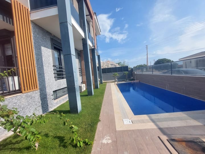 Muhteşem Havuzlu Lüks Villa - Çeşme