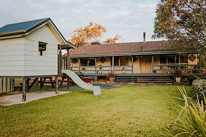 Town Country 4 Bedroom Cottage - Canberra