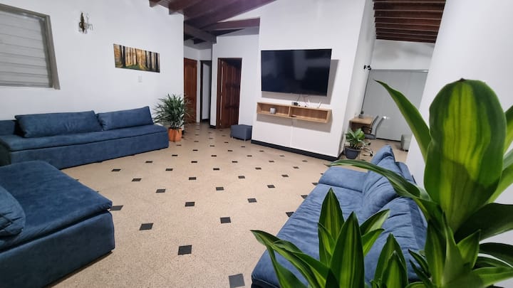 Spacious & Comfortable Steps From Stadium And La70 - Medellín