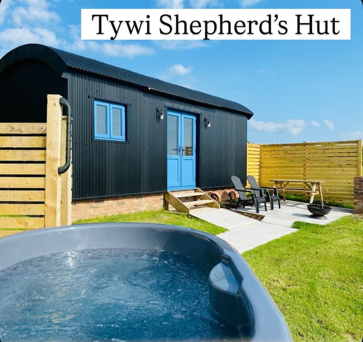 Luxury Glamping Cabin - Shepherds Hut With Hot Tub - Wales