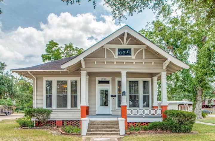 Charming Comfortable Historic Home W Fenced Yard - Bay City, TX