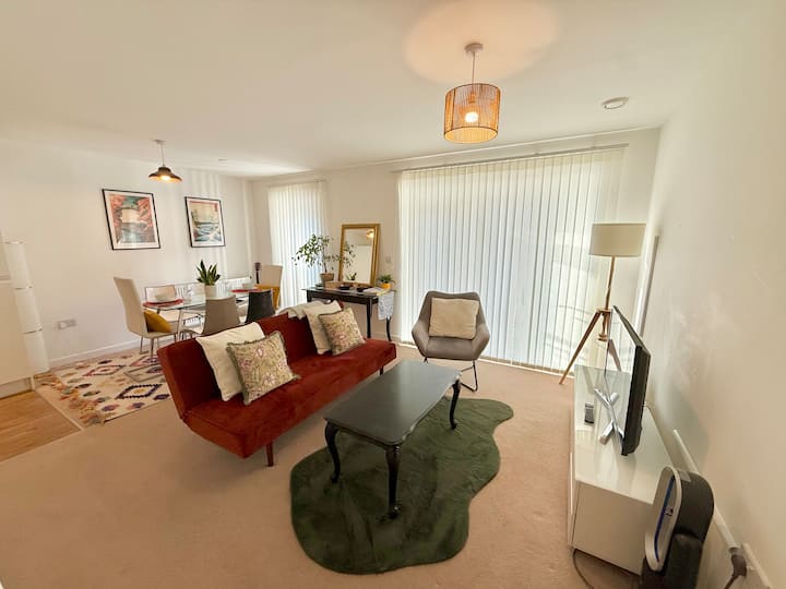 Large Apartment, Great Location & Private Parking - Gosport