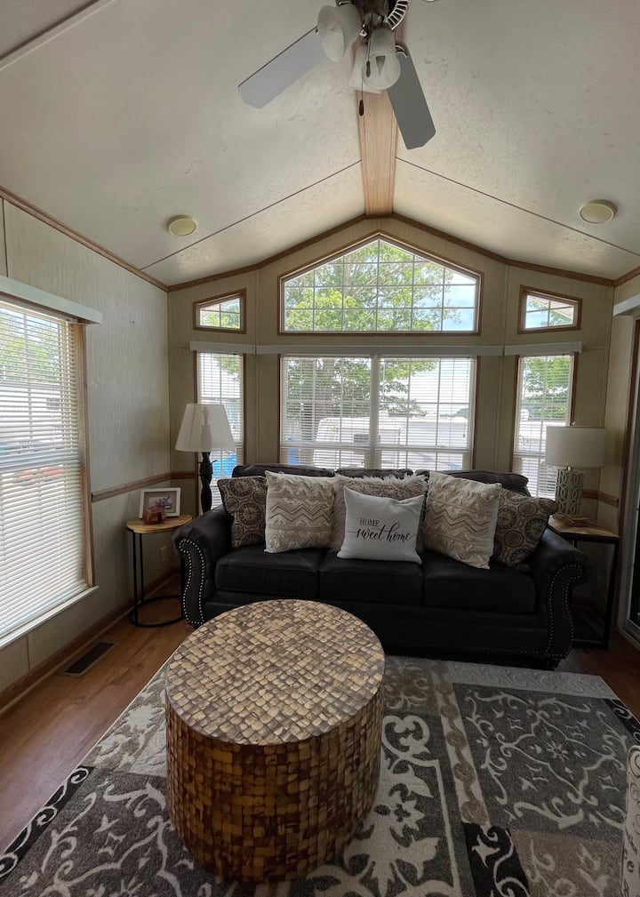 Lake Lovers Paradise Sleeps 4, One Bathroom - Dandridge, TN