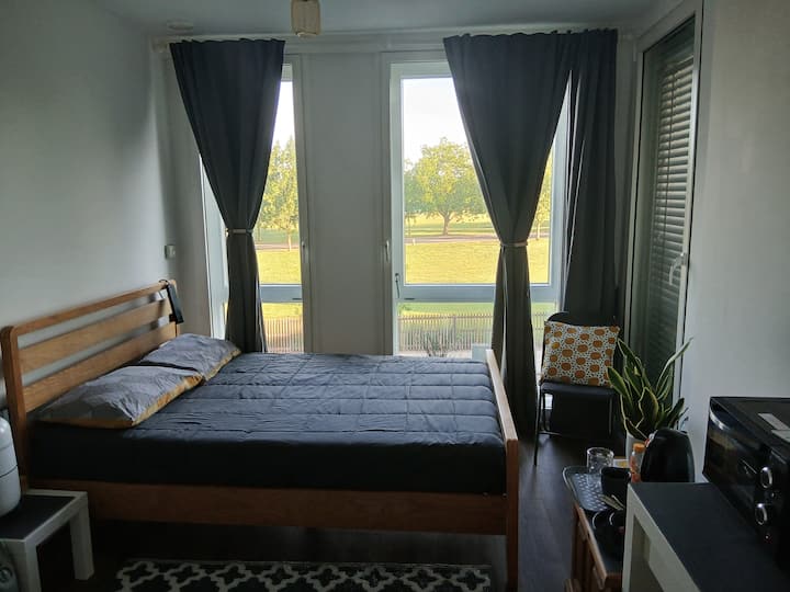 Room With Own Bathroom. Park View & 5 Mins To Stn. - London